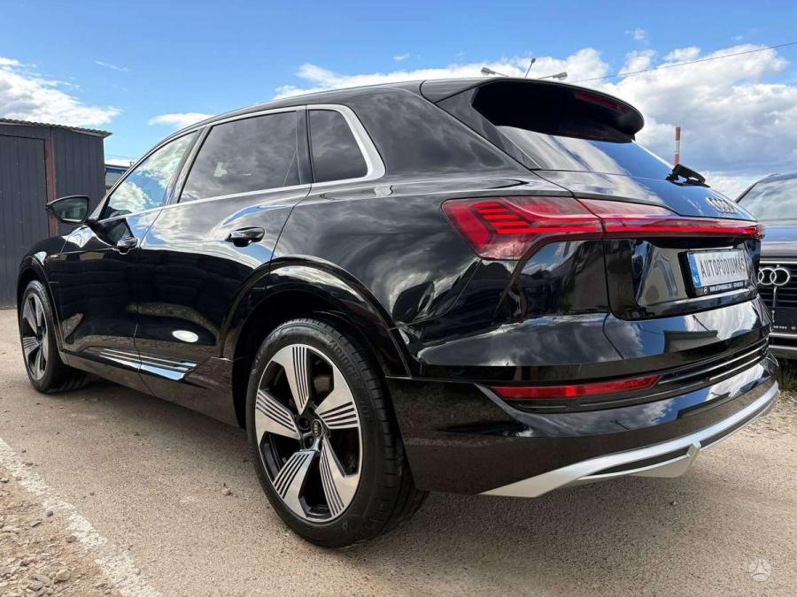 Черный Ауди E-Tron 2022 в Вильнюс, объемом двигателя 0.00 л и пробегом 97 тыс. км за 32600 €, фото 4 на AUTOMOTO.COM.LV