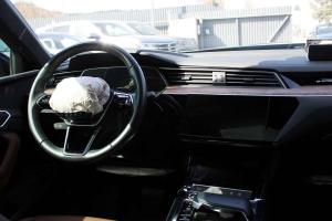 Melns Audi E-Tron 2022 Viļņa, ar dzinēja tilpumu 0.00 L un nobraukumu 65 tūkst. km par 17900 €, foto 15 vietnē AUTOMOTO.COM.LV