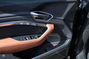 Melns Audi E-Tron 2022 Viļņa, ar dzinēja tilpumu 0.00 L un nobraukumu 65 tūkst. km par 17900 €, foto 24 vietnē AUTOMOTO.COM.LV