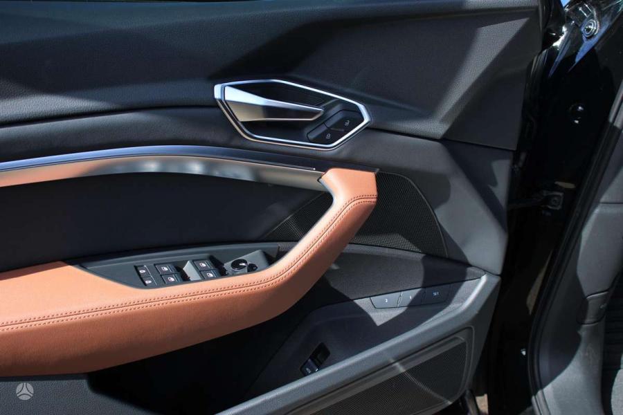 Melns Audi E-Tron 2022 Viļņa, ar dzinēja tilpumu 0.00 L un nobraukumu 65 tūkst. km par 17900 €, foto 24 vietnē AUTOMOTO.COM.LV
