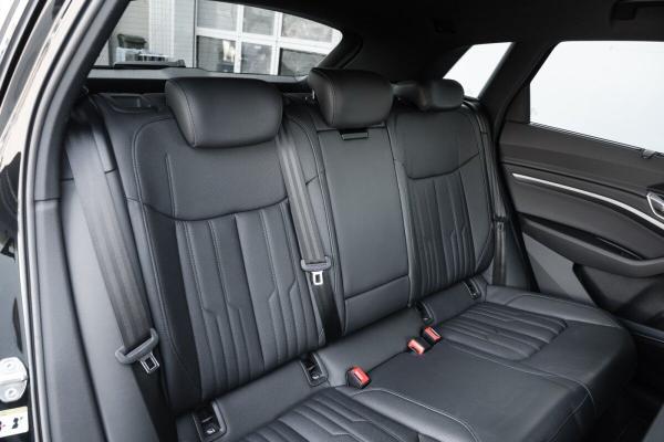 Melns Audi E-Tron 2022 Rīga, ar dzinēja tilpumu 0.00 L un nobraukumu 86 tūkst. km par 35950 €, foto 10 vietnē AUTOMOTO.COM.LV