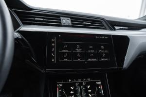 Черный Ауди E-Tron 2022 в Рига, объемом двигателя 0.00 л и пробегом 86 тыс. км за 35950 €, фото 28 на AUTOMOTO.COM.LV