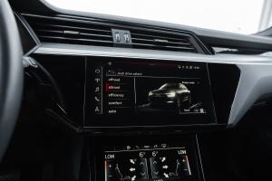 Черный Ауди E-Tron 2022 в Рига, объемом двигателя 0.00 л и пробегом 86 тыс. км за 35950 €, фото 29 на AUTOMOTO.COM.LV