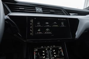 Черный Ауди E-Tron 2022 в Рига, объемом двигателя 0.00 л и пробегом 86 тыс. км за 35950 €, фото 35 на AUTOMOTO.COM.LV