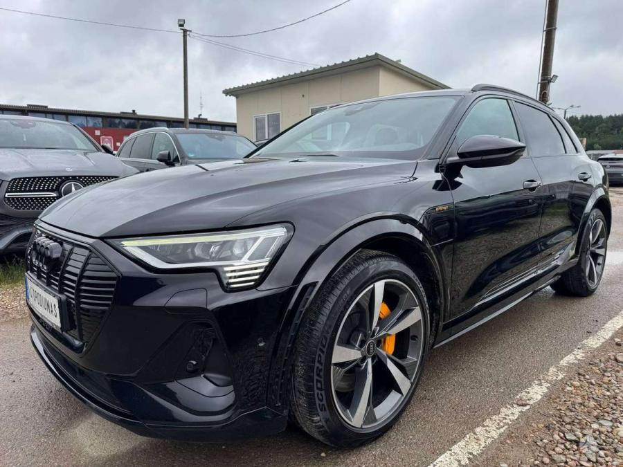 Melns Audi E-Tron 2022 Viļņa, ar dzinēja tilpumu 0.00 L un nobraukumu 135 tūkst. km par 33800 €, foto 1 vietnē AUTOMOTO.COM.LV