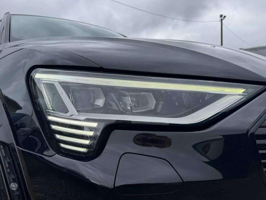 Melns Audi E-Tron 2022 Viļņa, ar dzinēja tilpumu 0.00 L un nobraukumu 135 tūkst. km par 33800 €, foto 4 vietnē AUTOMOTO.COM.LV