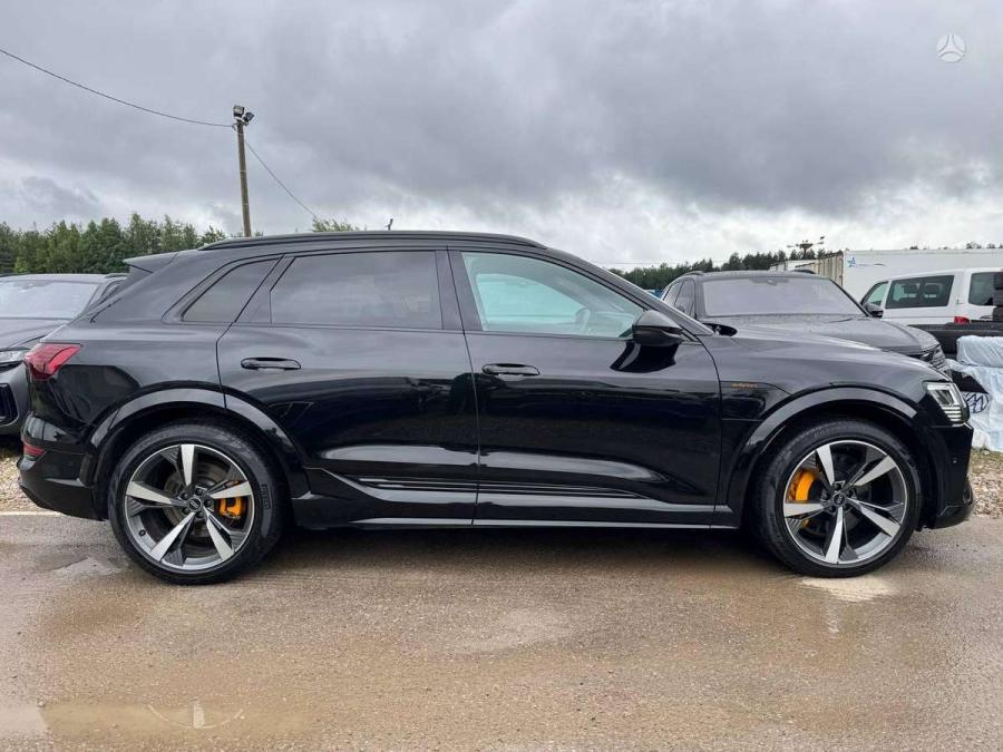 Melns Audi E-Tron 2022 Viļņa, ar dzinēja tilpumu 0.00 L un nobraukumu 135 tūkst. km par 33800 €, foto 6 vietnē AUTOMOTO.COM.LV