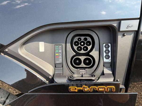 Черный Ауди E-Tron 2022 в Вильнюс, объемом двигателя 0.00 л и пробегом 33 тыс. км за 40400 €, фото 9 на AUTOMOTO.COM.LV