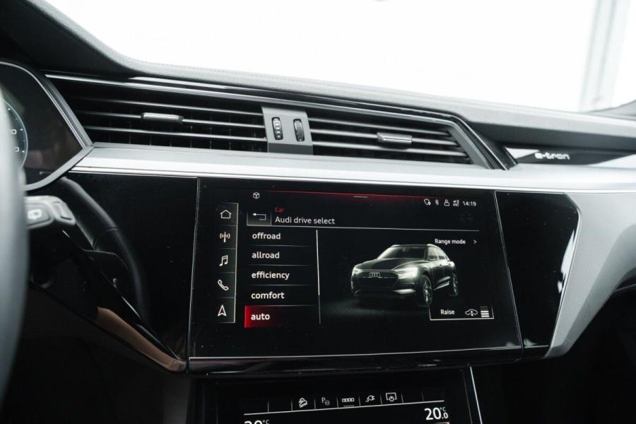 Melns Audi E-Tron 2022 Rīga, ar dzinēja tilpumu 0.00 L un nobraukumu 45 tūkst. km par 33500 €, foto 24 vietnē AUTOMOTO.COM.LV