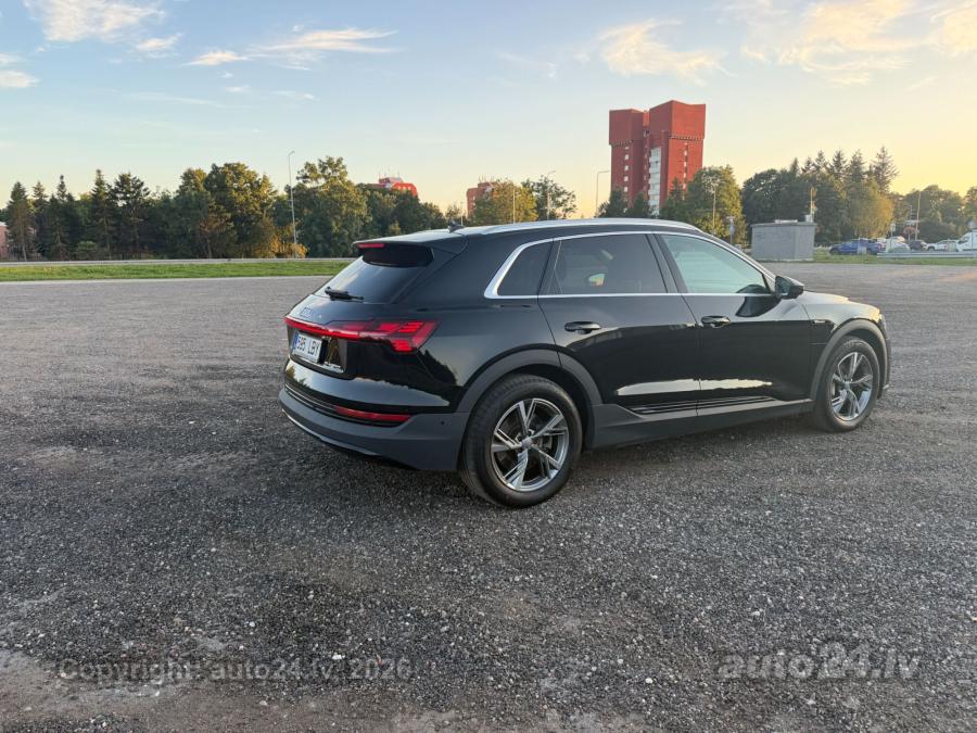 Черный Ауди E-Tron 2022 в Таллин, объемом двигателя 0.00 л и пробегом 58 тыс. км за 33500 €, фото 6 на AUTOMOTO.COM.LV