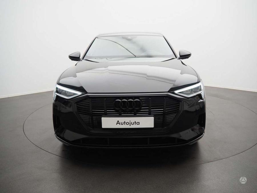 Черный Ауди E-Tron 2022 в Вильнюс, объемом двигателя 0.00 л и пробегом 56 тыс. км за 37900 €, фото 3 на AUTOMOTO.COM.LV