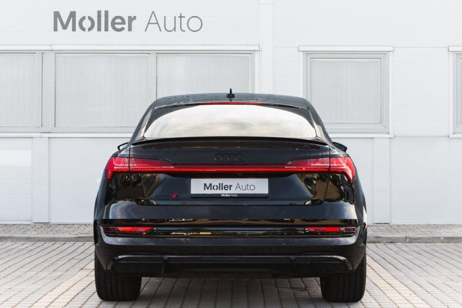 Black Audi E-Tron 2022 in Ventspils, with an engine capacity of 0.00 L and mileage of 27 thousand km for 44500 €, photo 5 on AUTOMOTO.COM.LV