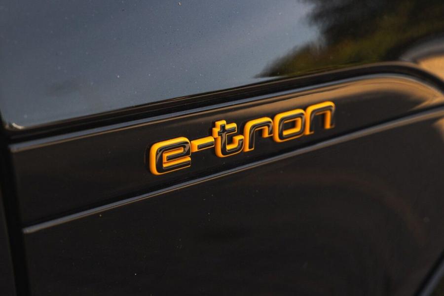 Black Audi E-Tron 2022 in Ventspils, with an engine capacity of 0.00 L and mileage of 27 thousand km for 44500 €, photo 12 on AUTOMOTO.COM.LV