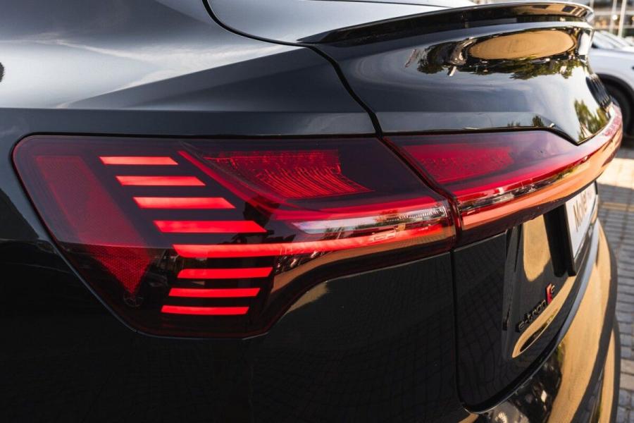 Black Audi E-Tron 2022 in Ventspils, with an engine capacity of 0.00 L and mileage of 27 thousand km for 44500 €, photo 14 on AUTOMOTO.COM.LV