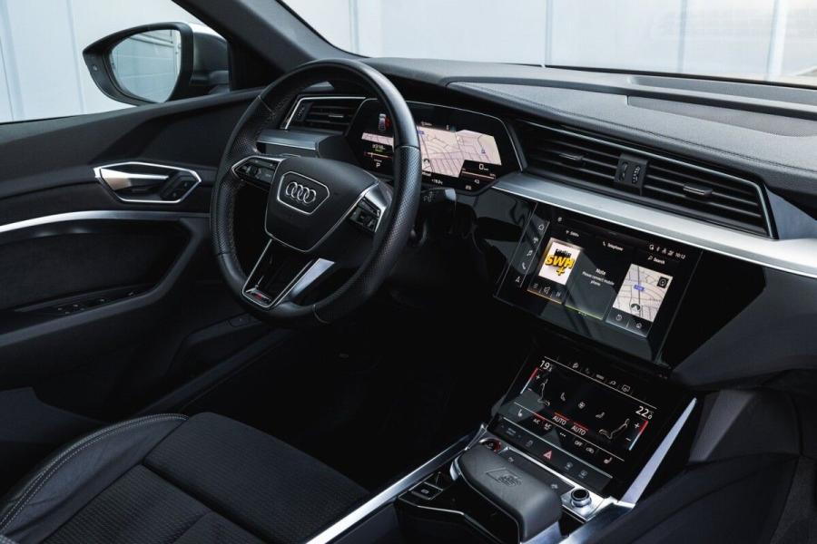 Black Audi E-Tron 2022 in Ventspils, with an engine capacity of 0.00 L and mileage of 27 thousand km for 44500 €, photo 17 on AUTOMOTO.COM.LV