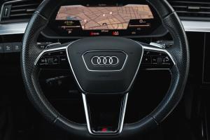 Black Audi E-Tron 2022 in Ventspils, with an engine capacity of 0.00 L and mileage of 27 thousand km for 44500 €, photo 20 on AUTOMOTO.COM.LV