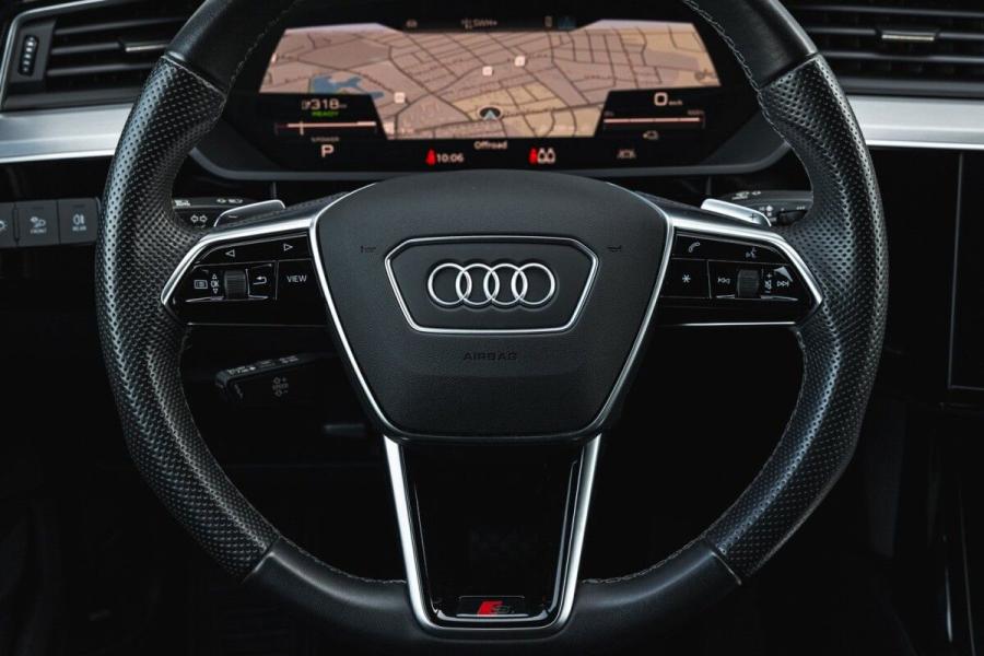 Black Audi E-Tron 2022 in Ventspils, with an engine capacity of 0.00 L and mileage of 27 thousand km for 44500 €, photo 20 on AUTOMOTO.COM.LV