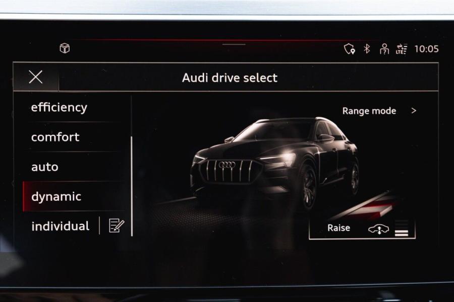 Black Audi E-Tron 2022 in Ventspils, with an engine capacity of 0.00 L and mileage of 27 thousand km for 44500 €, photo 27 on AUTOMOTO.COM.LV