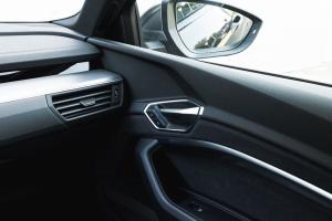 Black Audi E-Tron 2022 in Ventspils, with an engine capacity of 0.00 L and mileage of 27 thousand km for 44500 €, photo 38 on AUTOMOTO.COM.LV