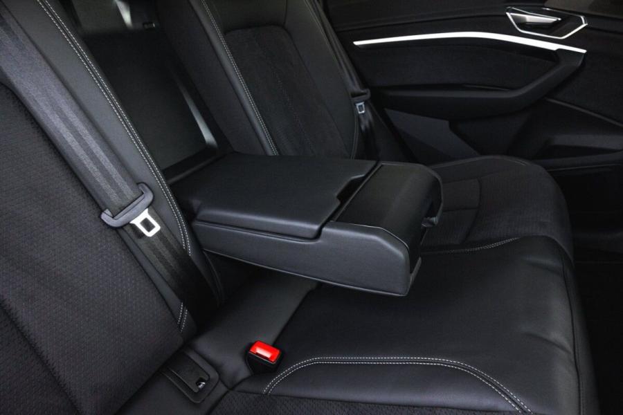 Black Audi E-Tron 2022 in Ventspils, with an engine capacity of 0.00 L and mileage of 27 thousand km for 44500 €, photo 40 on AUTOMOTO.COM.LV