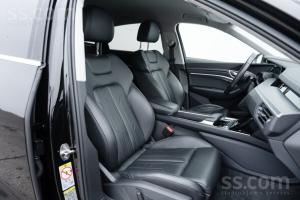 Black Audi E-Tron 2022 in Riga, with an engine capacity of 0.00 L and mileage of 41 thousand km for 38950 €, photo 7 on AUTOMOTO.COM.LV