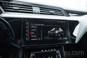 Black Audi E-Tron 2022 in Riga, with an engine capacity of 0.00 L and mileage of 41 thousand km for 38950 €, photo 28 on AUTOMOTO.COM.LV