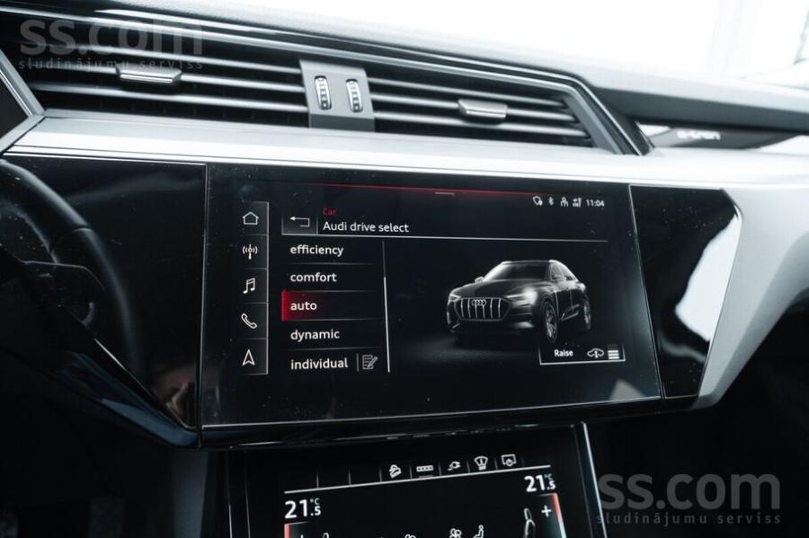 Black Audi E-Tron 2022 in Riga, with an engine capacity of 0.00 L and mileage of 41 thousand km for 38950 €, photo 28 on AUTOMOTO.COM.LV