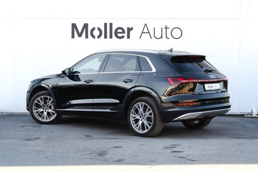 Black Audi E-Tron 2022 in Riga, with an engine capacity of 0.00 L and mileage of 53 thousand km for 33500 €, photo 4 on AUTOMOTO.COM.LV