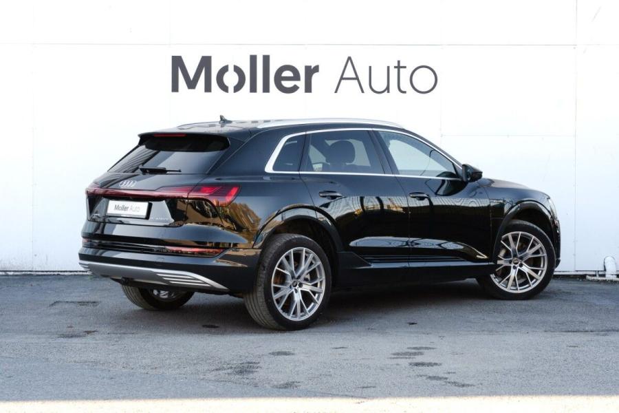 Black Audi E-Tron 2022 in Riga, with an engine capacity of 0.00 L and mileage of 53 thousand km for 33500 €, photo 5 on AUTOMOTO.COM.LV