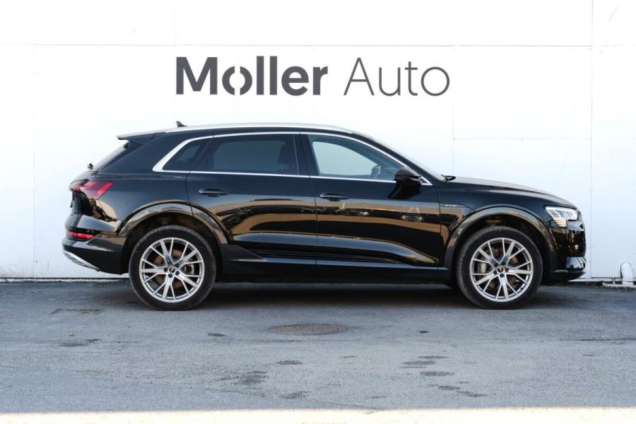 Black Audi E-Tron 2022 in Riga, with an engine capacity of 0.00 L and mileage of 53 thousand km for 33500 €, photo 6 on AUTOMOTO.COM.LV
