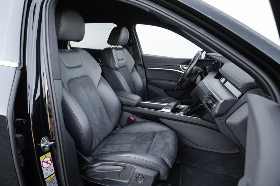 Black Audi E-Tron 2022 in Riga, with an engine capacity of 0.00 L and mileage of 53 thousand km for 33500 €, photo 7 on AUTOMOTO.COM.LV