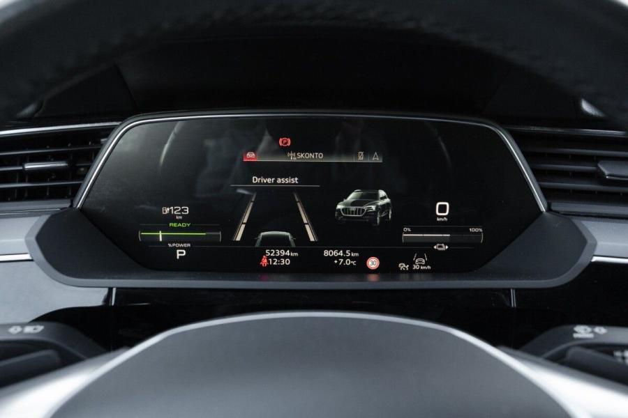Black Audi E-Tron 2022 in Riga, with an engine capacity of 0.00 L and mileage of 53 thousand km for 33500 €, photo 16 on AUTOMOTO.COM.LV