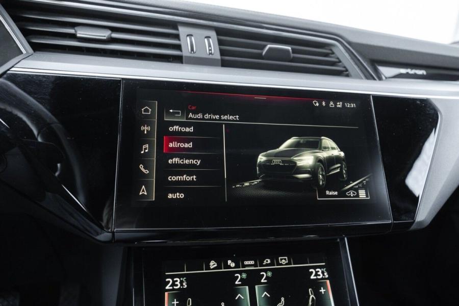 Black Audi E-Tron 2022 in Riga, with an engine capacity of 0.00 L and mileage of 53 thousand km for 33500 €, photo 24 on AUTOMOTO.COM.LV