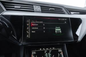 Black Audi E-Tron 2022 in Riga, with an engine capacity of 0.00 L and mileage of 53 thousand km for 33500 €, photo 26 on AUTOMOTO.COM.LV