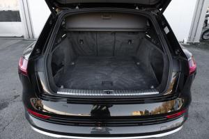 Black Audi E-Tron 2022 in Riga, with an engine capacity of 0.00 L and mileage of 53 thousand km for 33500 €, photo 33 on AUTOMOTO.COM.LV