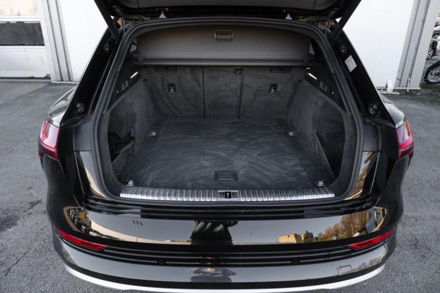 Black Audi E-Tron 2022 in Riga, with an engine capacity of 0.00 L and mileage of 53 thousand km for 33500 €, photo 33 on AUTOMOTO.COM.LV