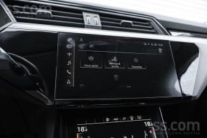 Black Audi E-Tron 2023 in Riga, with an engine capacity of 0.00 L and mileage of 47 thousand km for 38300 €, photo 26 on AUTOMOTO.COM.LV