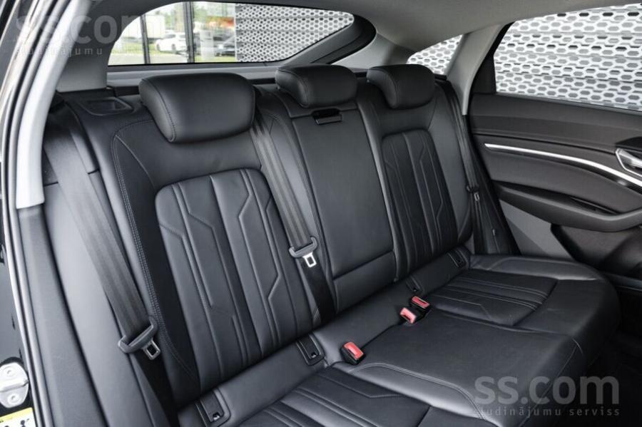 Black Audi E-Tron 2023 in Riga, with an engine capacity of 0.00 L and mileage of 47 thousand km for 38300 €, photo 33 on AUTOMOTO.COM.LV