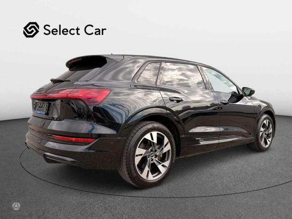 Черный Ауди E-Tron 2023 в Вильнюс, объемом двигателя 0.00 л и пробегом 122 тыс. км за 30750 €, фото 2 на AUTOMOTO.COM.LV