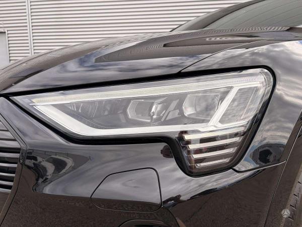 Черный Ауди E-Tron 2023 в Вильнюс, объемом двигателя 0.00 л и пробегом 122 тыс. км за 30750 €, фото 8 на AUTOMOTO.COM.LV