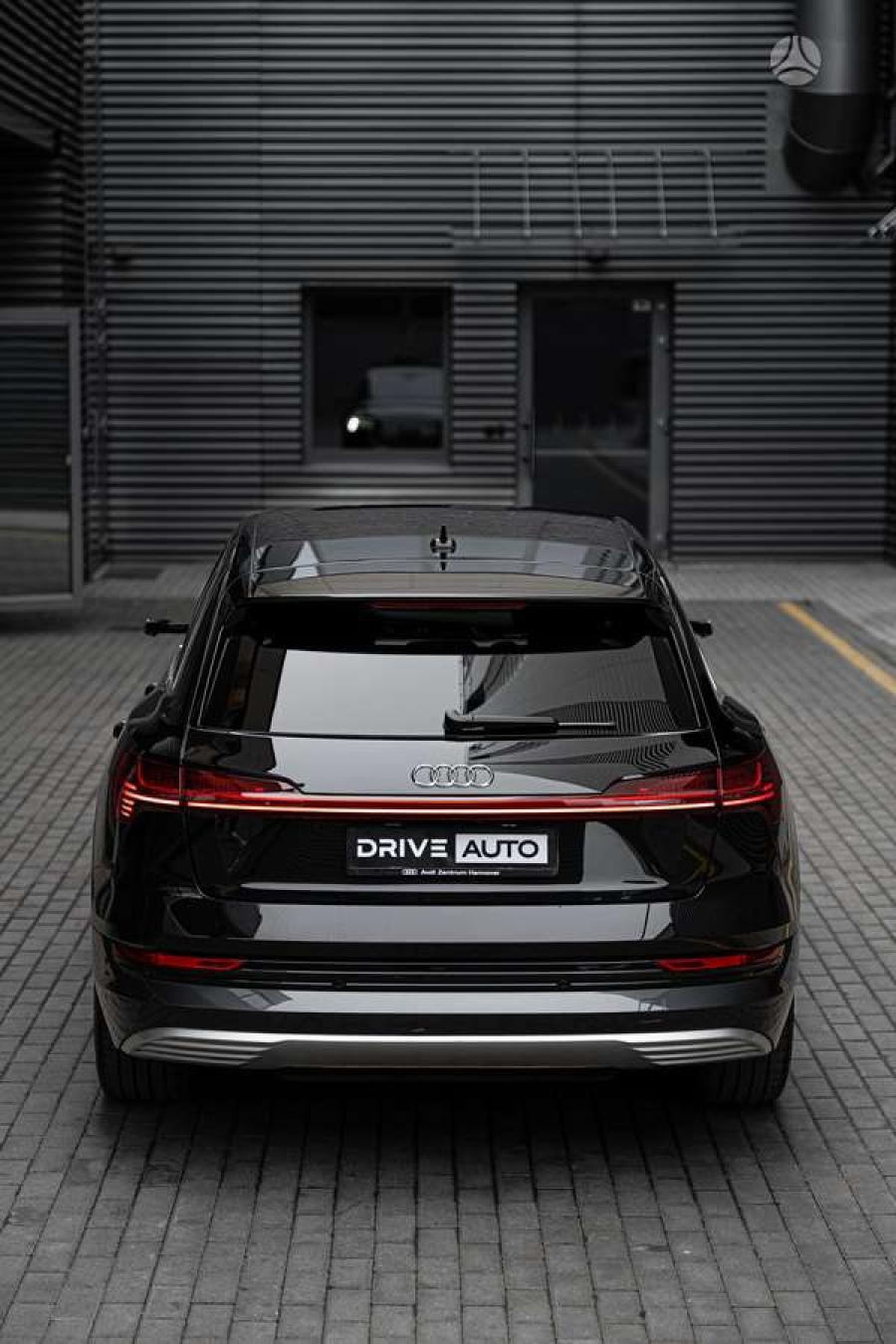 Black Audi E-Tron 2023 in Vilnius, with an engine capacity of 0.00 L and mileage of 112 thousand km for 29900 €, photo 3 on AUTOMOTO.COM.LV