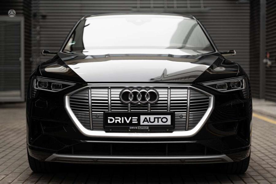 Black Audi E-Tron 2023 in Vilnius, with an engine capacity of 0.00 L and mileage of 112 thousand km for 29900 €, photo 4 on AUTOMOTO.COM.LV