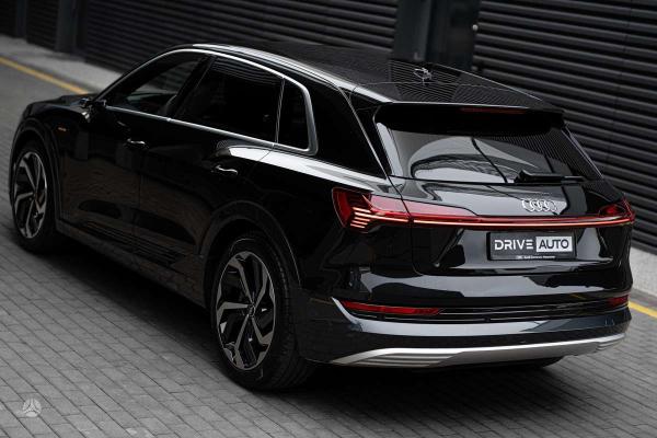 Black Audi E-Tron 2023 in Vilnius, with an engine capacity of 0.00 L and mileage of 112 thousand km for 29900 €, photo 4 on AUTOMOTO.COM.LV