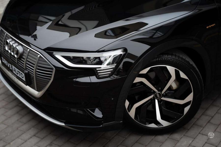 Black Audi E-Tron 2023 in Vilnius, with an engine capacity of 0.00 L and mileage of 112 thousand km for 29900 €, photo 6 on AUTOMOTO.COM.LV