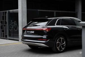 Black Audi E-Tron 2023 in Vilnius, with an engine capacity of 0.00 L and mileage of 112 thousand km for 29900 €, photo 15 on AUTOMOTO.COM.LV