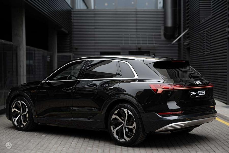Black Audi E-Tron 2023 in Vilnius, with an engine capacity of 0.00 L and mileage of 112 thousand km for 29900 €, photo 33 on AUTOMOTO.COM.LV