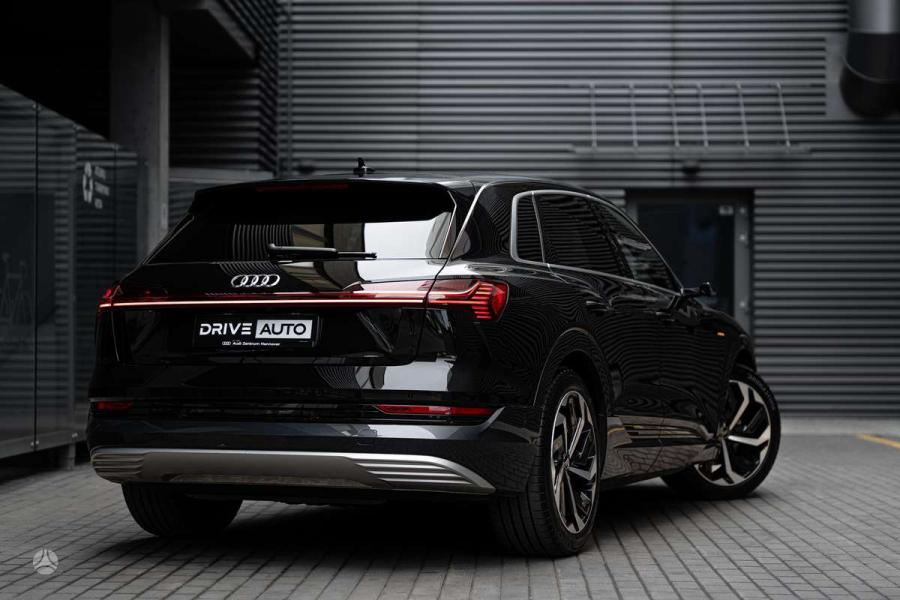 Black Audi E-Tron 2023 in Vilnius, with an engine capacity of 0.00 L and mileage of 112 thousand km for 29900 €, photo 44 on AUTOMOTO.COM.LV