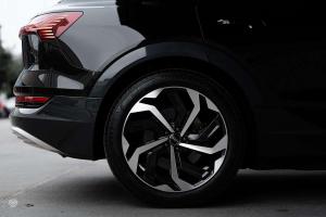Black Audi E-Tron 2023 in Vilnius, with an engine capacity of 0.00 L and mileage of 112 thousand km for 29900 €, photo 45 on AUTOMOTO.COM.LV
