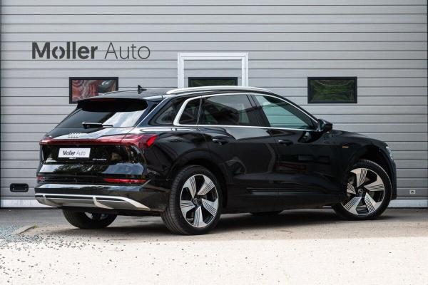 Black Audi E-Tron 2023 in Jelgava, with an engine capacity of 0.00 L and mileage of 83 thousand km for 40050 €, photo 4 on AUTOMOTO.COM.LV