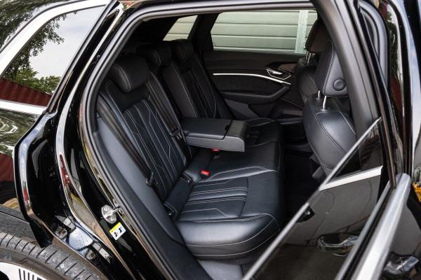 Black Audi E-Tron 2023 in Jelgava, with an engine capacity of 0.00 L and mileage of 83 thousand km for 40050 €, photo 7 on AUTOMOTO.COM.LV